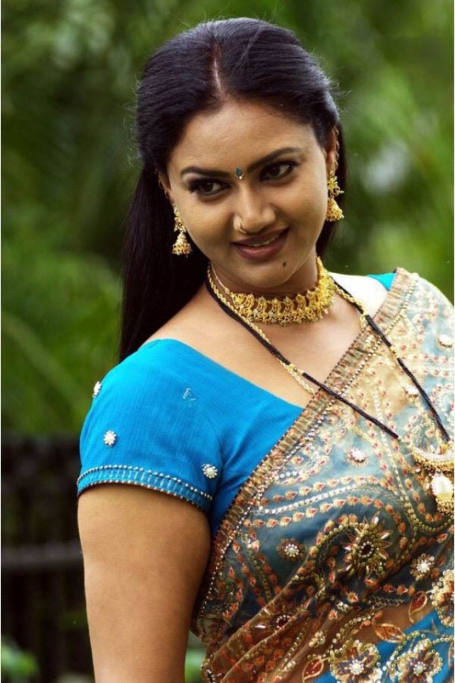 நாட்டாமை திரைப்படத்தில் கிளாமர் ரோலில் நடித்த டீச்சரா இது.! இந்த ...