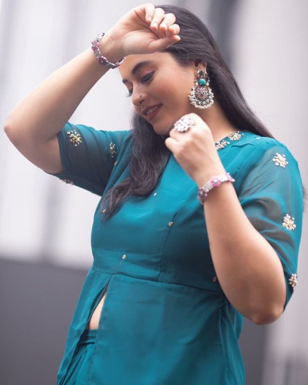 அட நம்ம சுஜா வருணியா இப்படி தொப்பையும் தொந்தியும்மாக இருப்பது ...