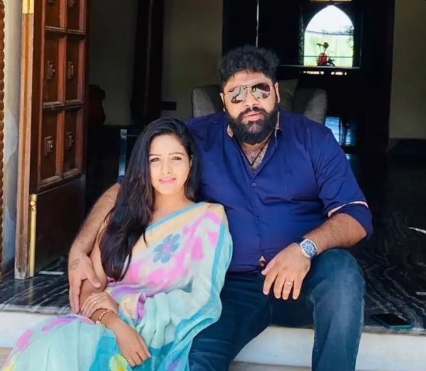 புது வீட்டில் பாவணி யாருடன் நெருக்கமாக இருக்கிறார் பார்த்தீர்களா ...