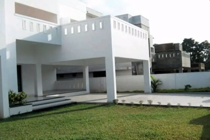 நடிகர் அஜித்குமார் வாழ்ந்து வரும் வீட்டை நீங்கள் பார்த்து உள்ளீர்களா ...