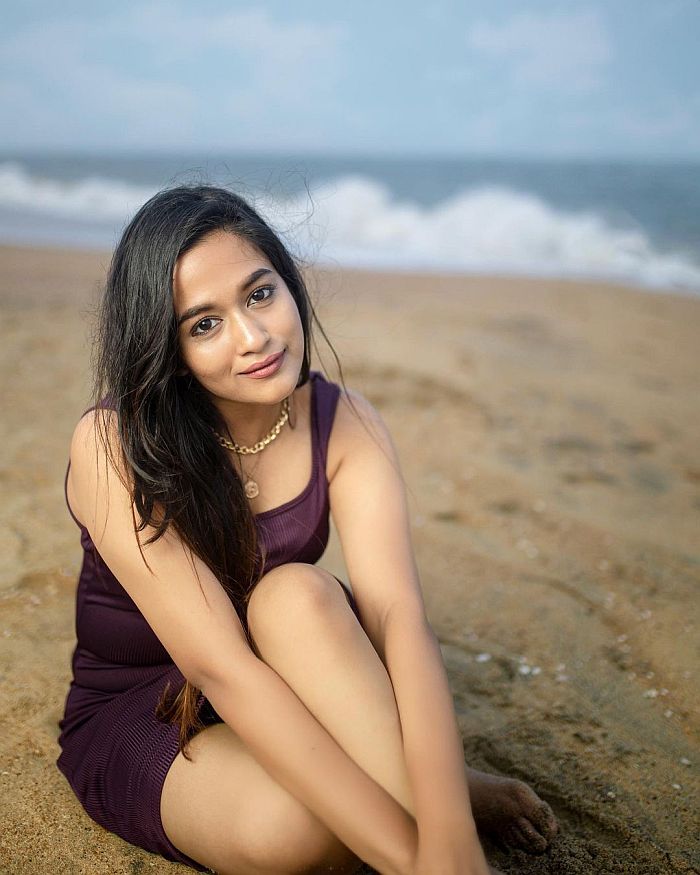 குட்டையான உடையில் செம்ம மஜாவாய் காத்து வாங்கும் பாண்டியன் ஸ்டோர் முல்லை.. வைரலாகும் புகைப்படம் ...