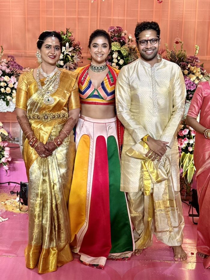 தன்னுடைய காதலருடன் திருமண நிகழ்ச்சிக்கு சென்ற நடிகை கீர்த்தி சுரேஷ் ...